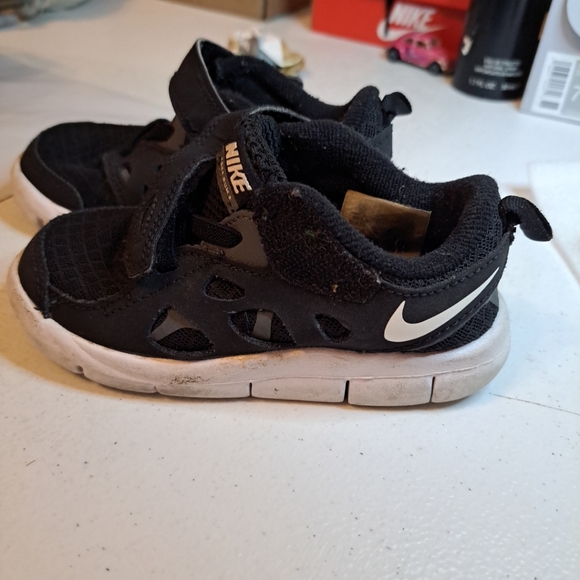 Nike | Shoes | Toddler Nike Tennis Shoes 8c Free Run Black Velcro Strap ...